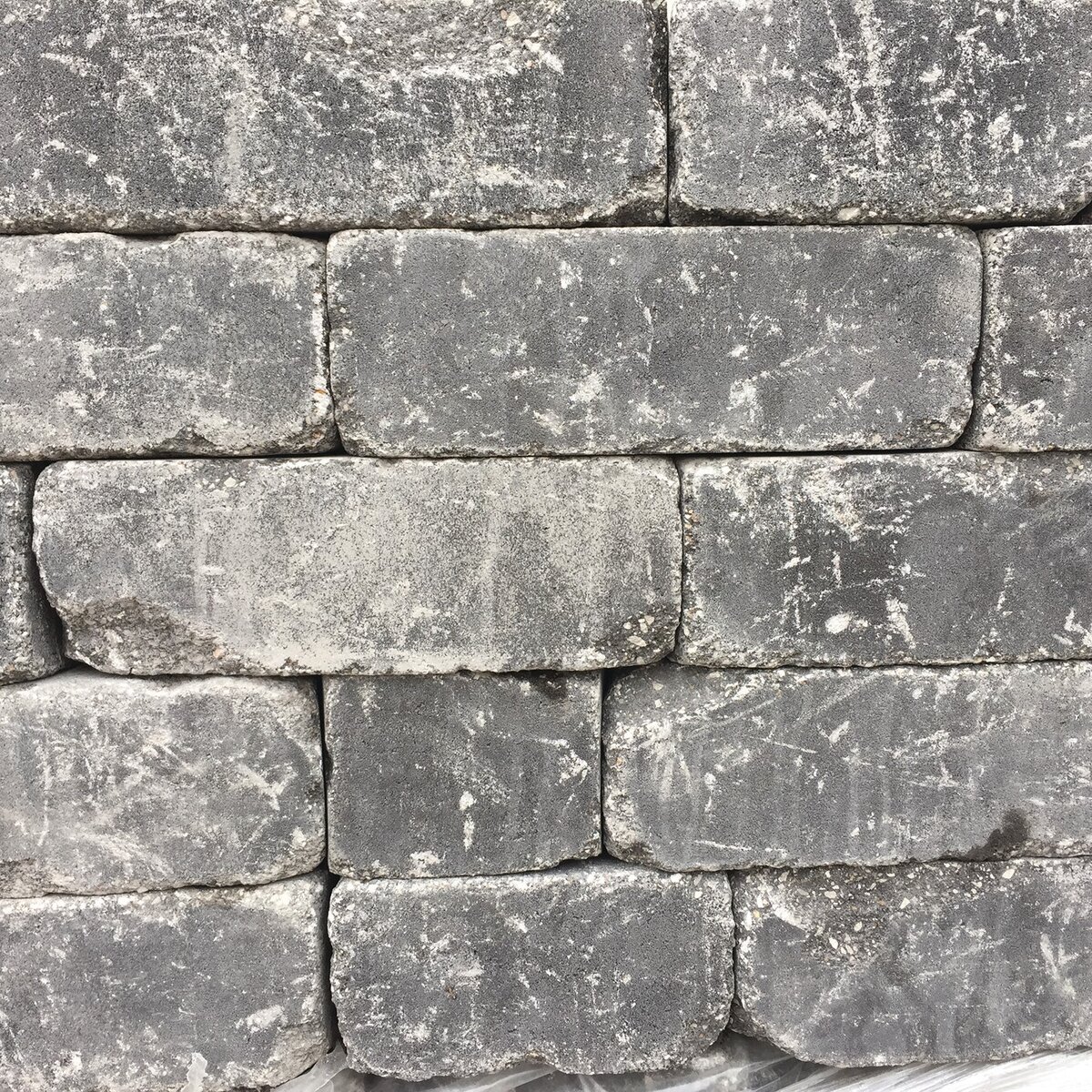 Belgard Weston Stone Wall Cap Tumbled Black Diamond 4 in. x 8 in. (72 ...