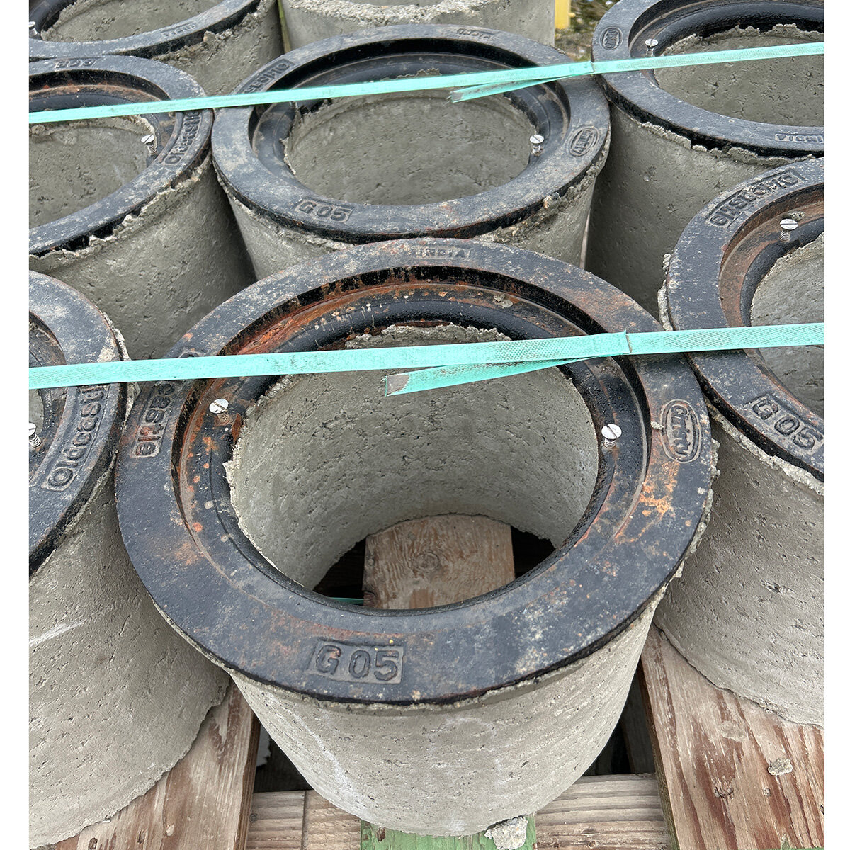 Christy Traffic Valve Box G05 Concrete Round 10-3/8 in. x 12 in. H w/ 2 ...