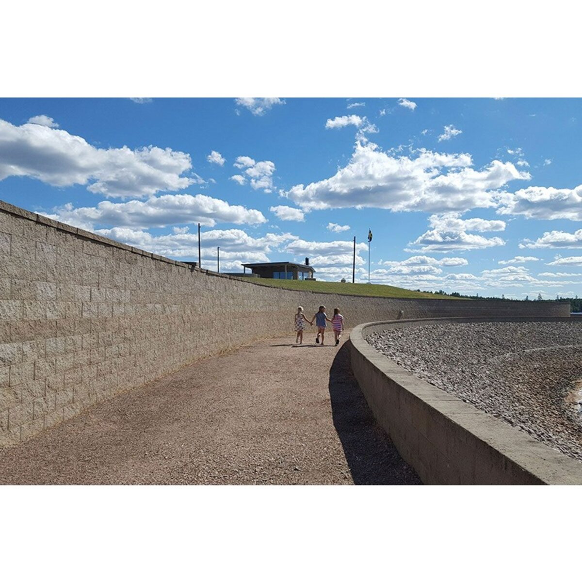 Keystone Compaq Straight Face Tan 8 in. x 18 in. x 12 in | SiteOne