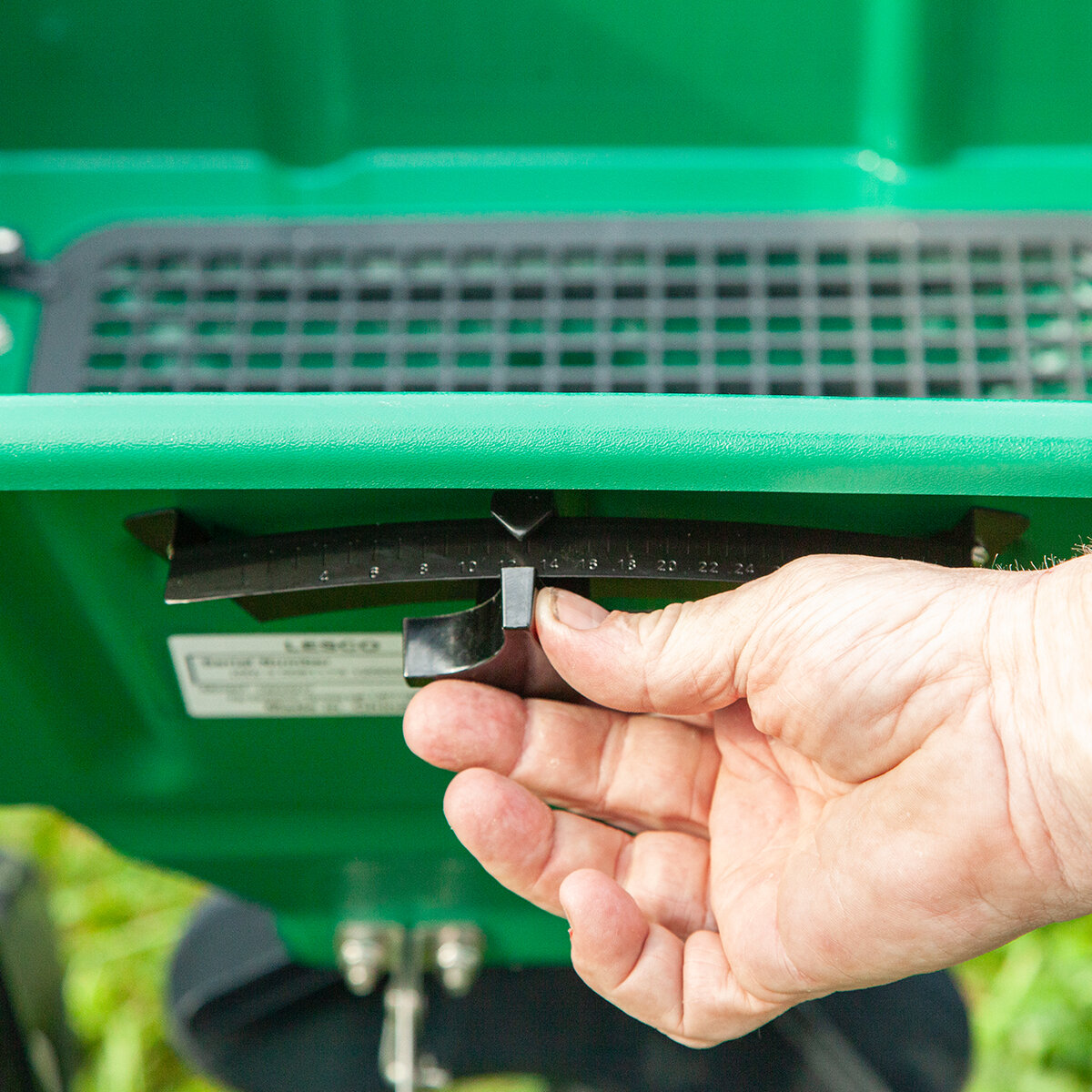 LESCO Broadcast Spreader w/ 50 lb. Capacity | SiteOne US