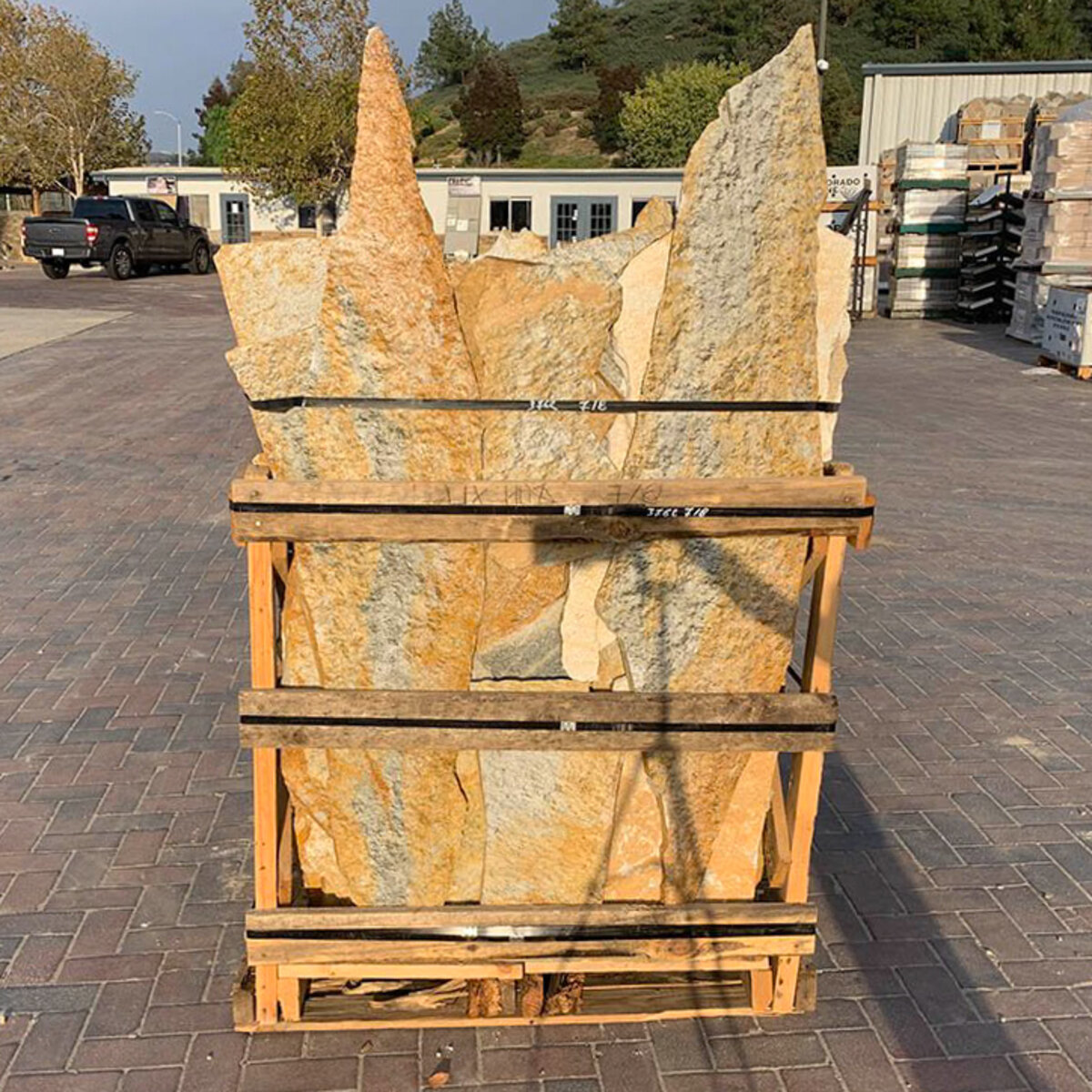 Flagstone Idaho Sunset Gold Quartzite Mason Select Stand Up 3/4 - 1 1/2 ...