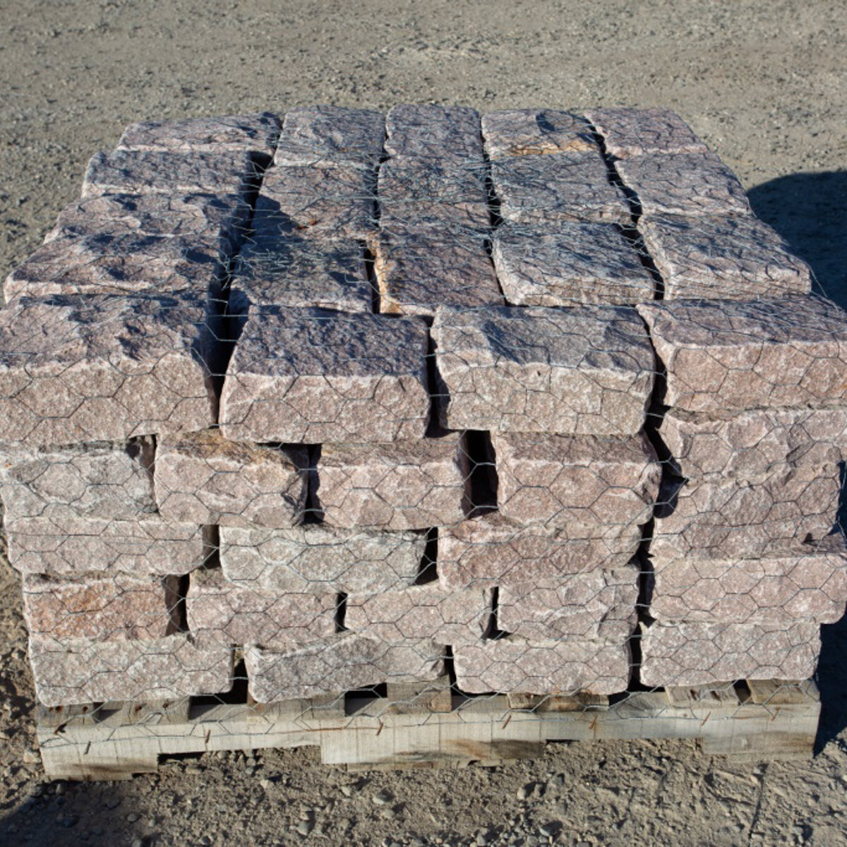 Granite Cobblestone Pink Jumbo 4 in. x 7 in. x 10 in | SiteOne US