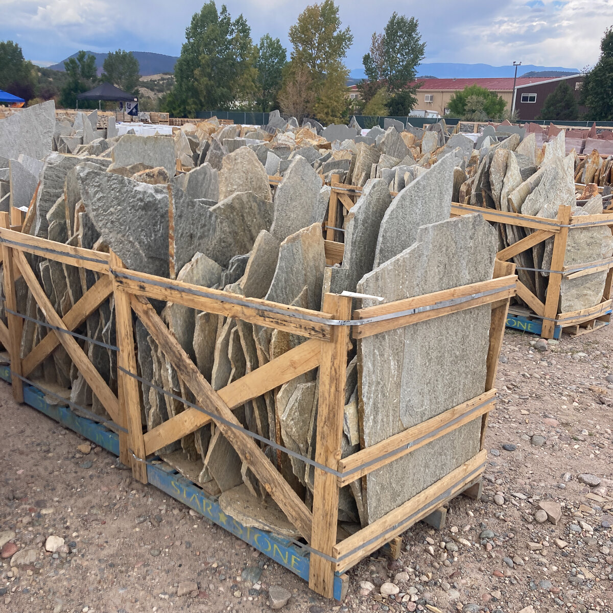 Flagstone Idaho Silver Quartzite Stand Up 3/4 - 1 1/4 in | SiteOne US