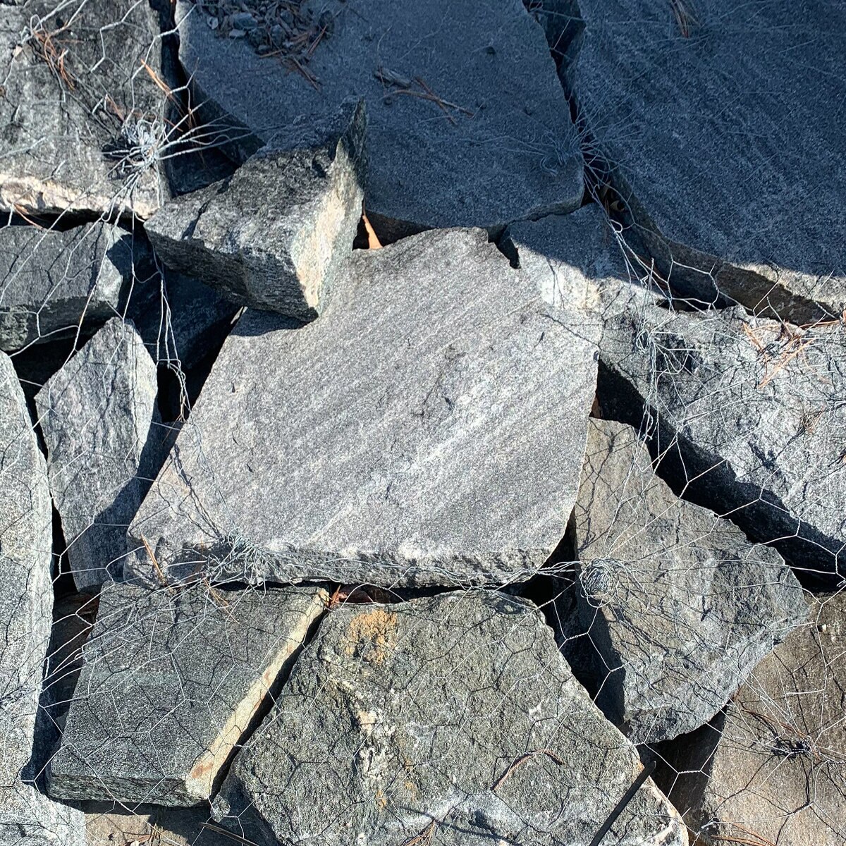 Getty Grey Granite Thin Wall Stone 1 - 3 in. | SiteOne US