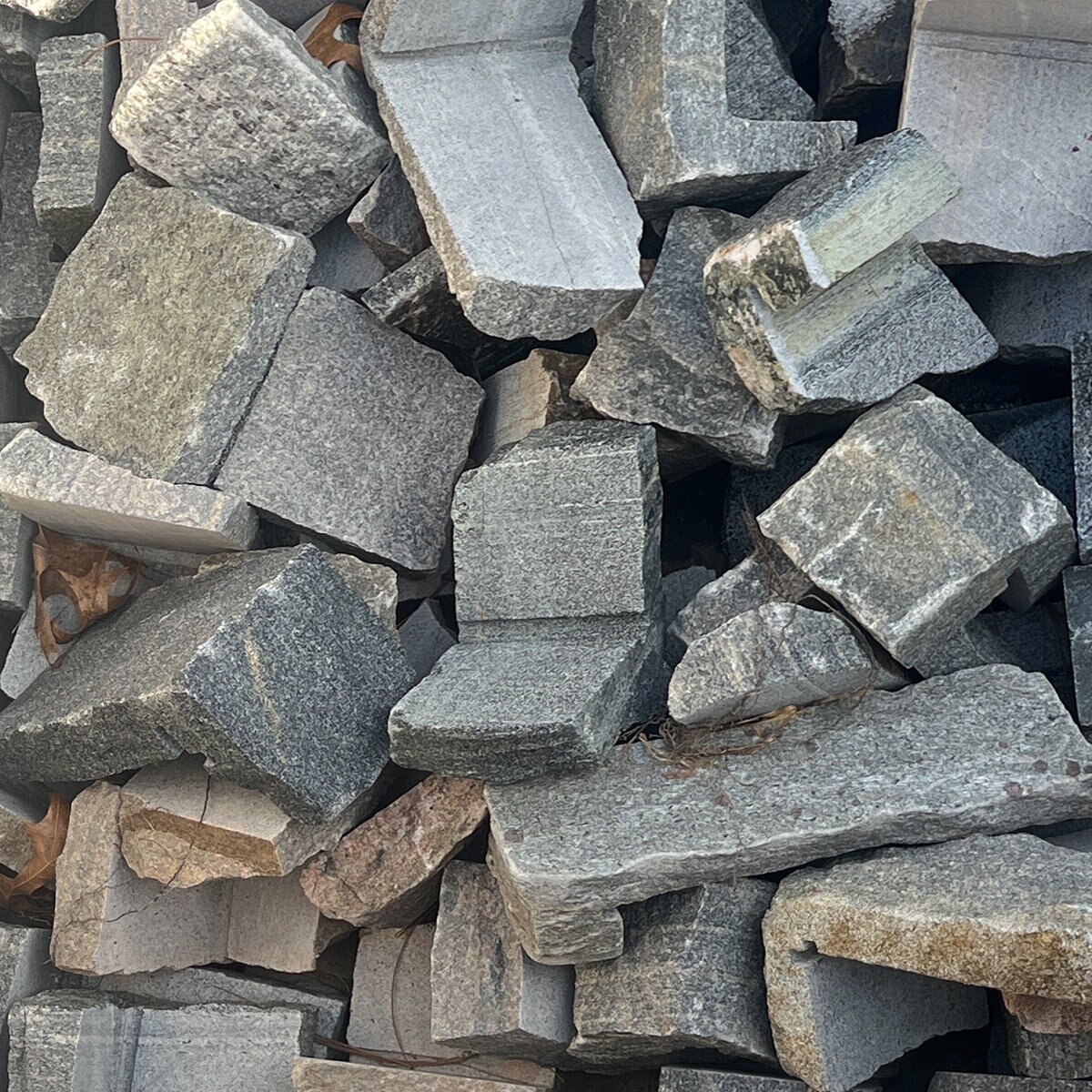 Building Stone Lincoln Granite Ledgestone | SiteOne