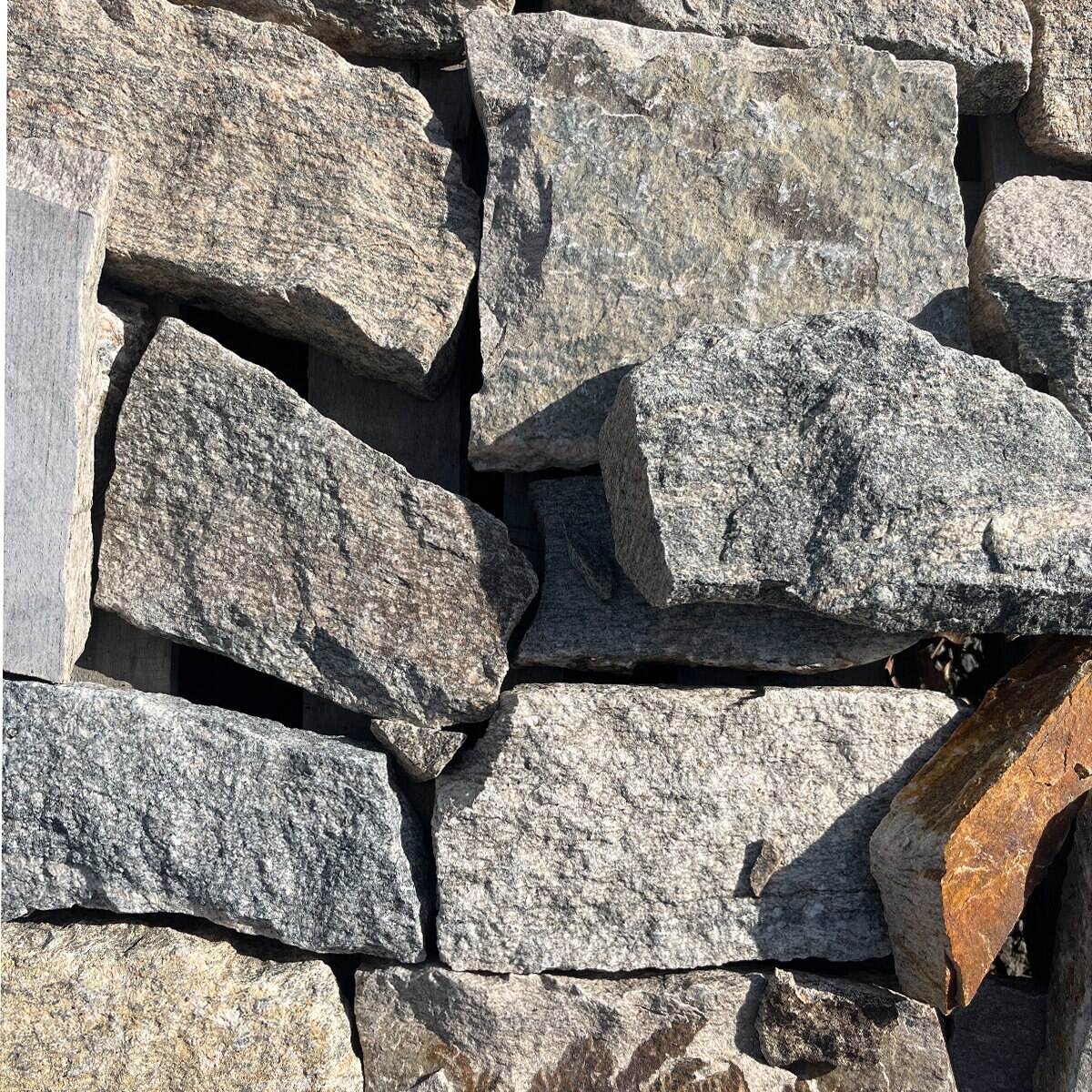 Sawn Thin Veneer Connecticut Blend Ledgestone Corners | SiteOne US