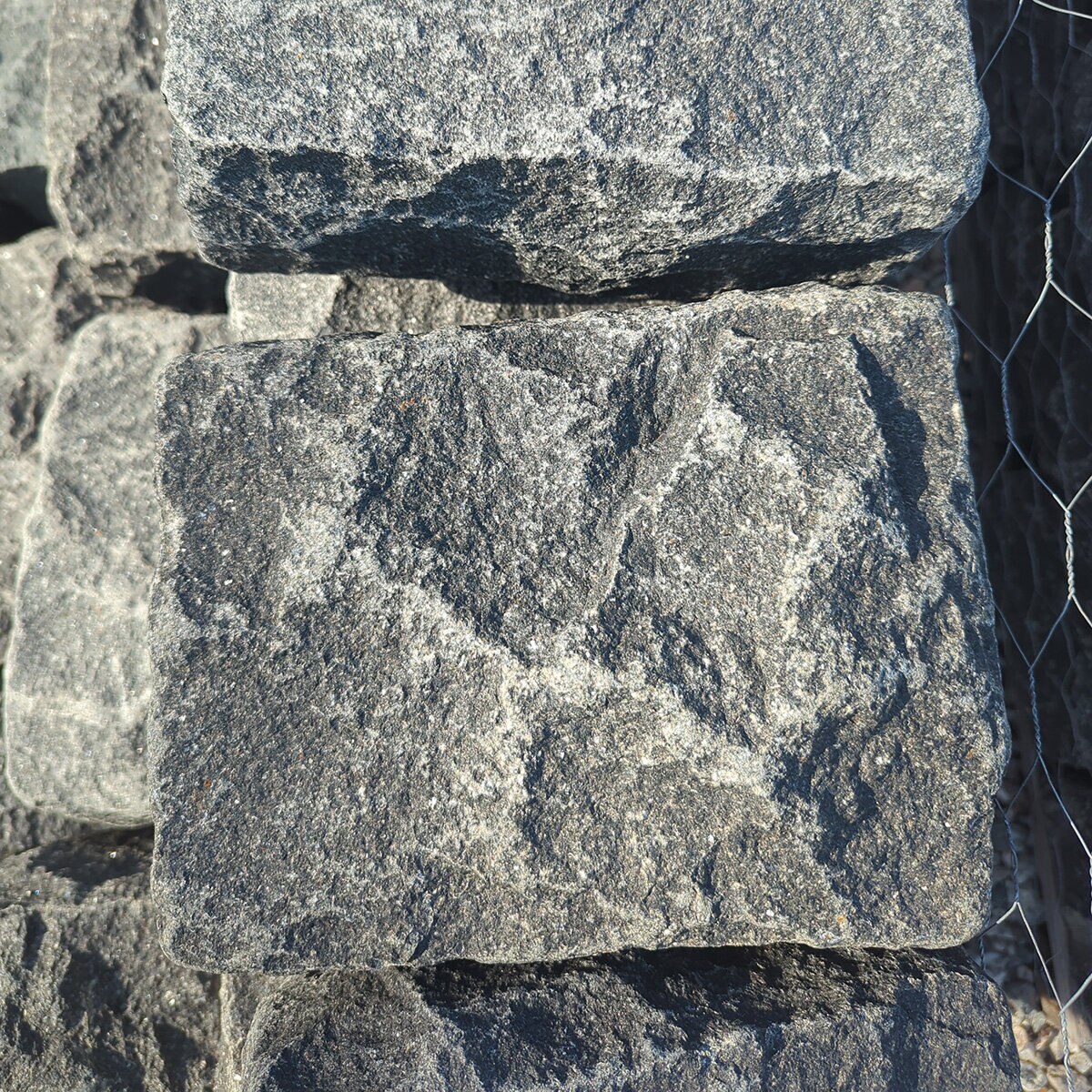 Granite Cobblestone Black Jumbo 4 in. x 7 in. x 10 in | SiteOne US
