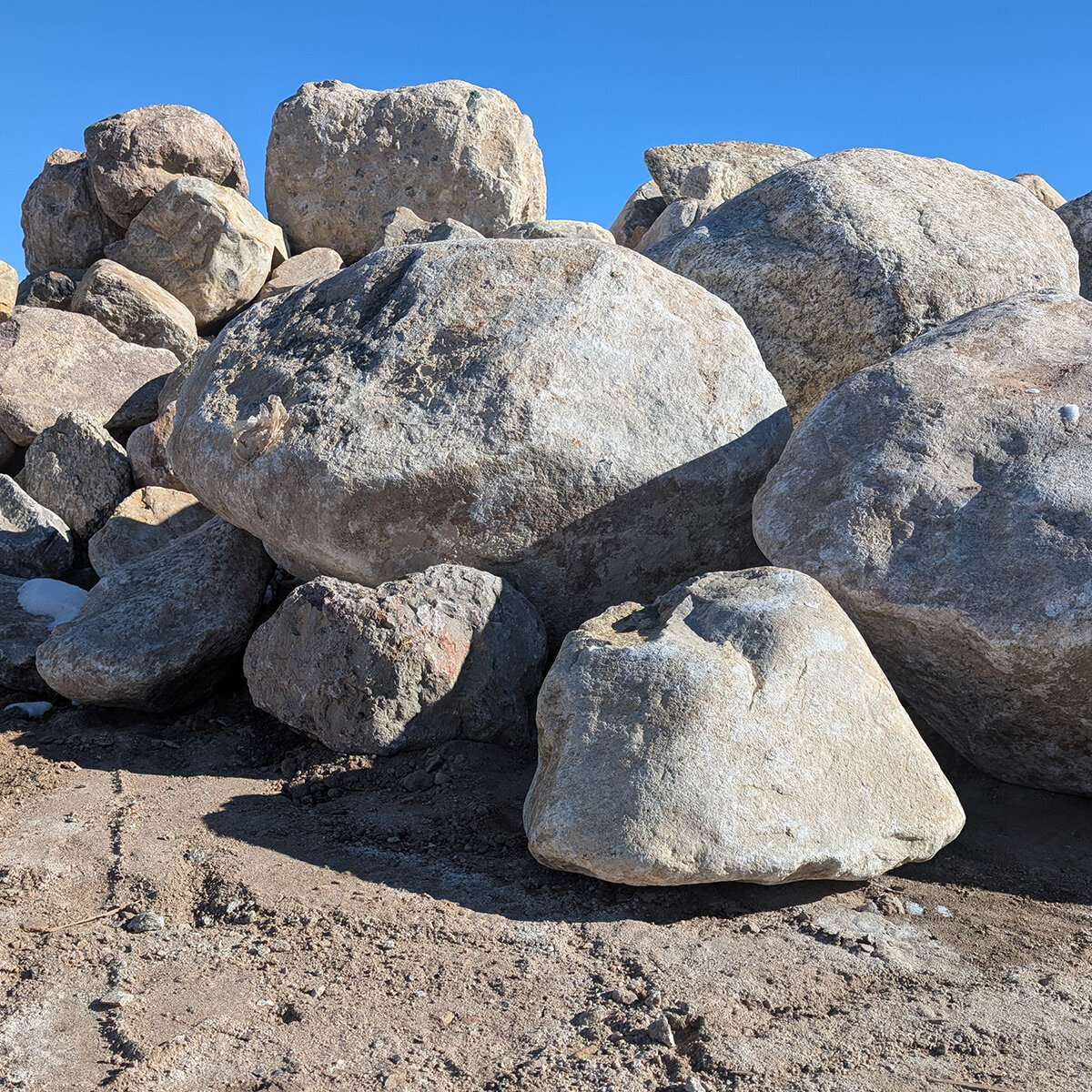 Glacier White Boulders 1 - 3 ft | SiteOne US