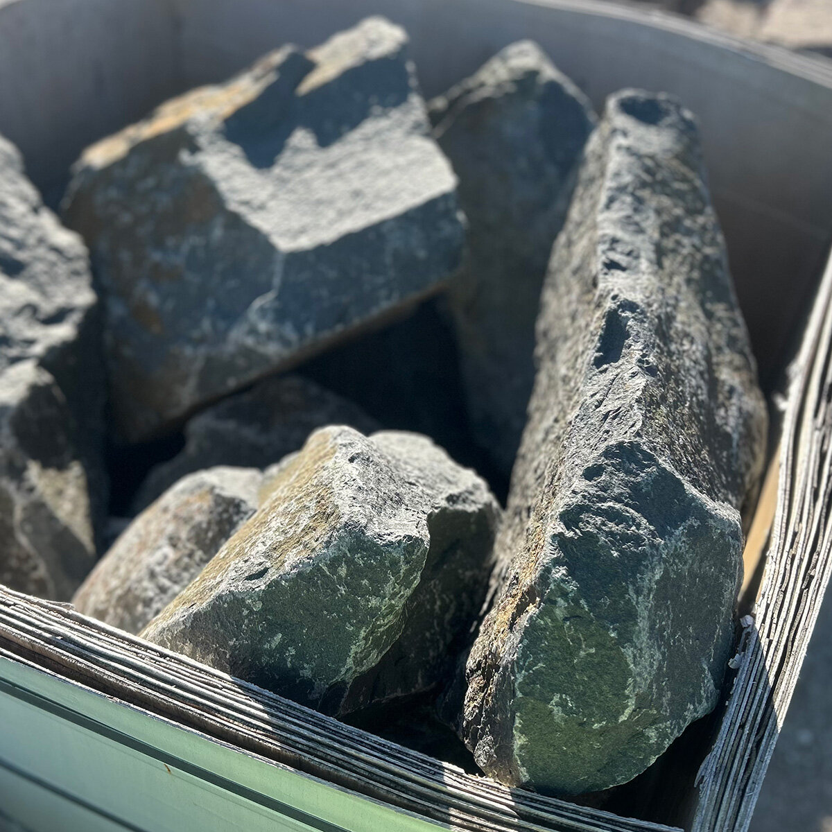 Trap Gun Metal Gray Boulders | SiteOne US