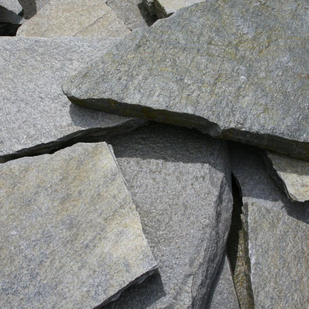 Flagstone Idaho Silver Quartzite Stand Up 3/4 - 1 1/4 in | SiteOne US