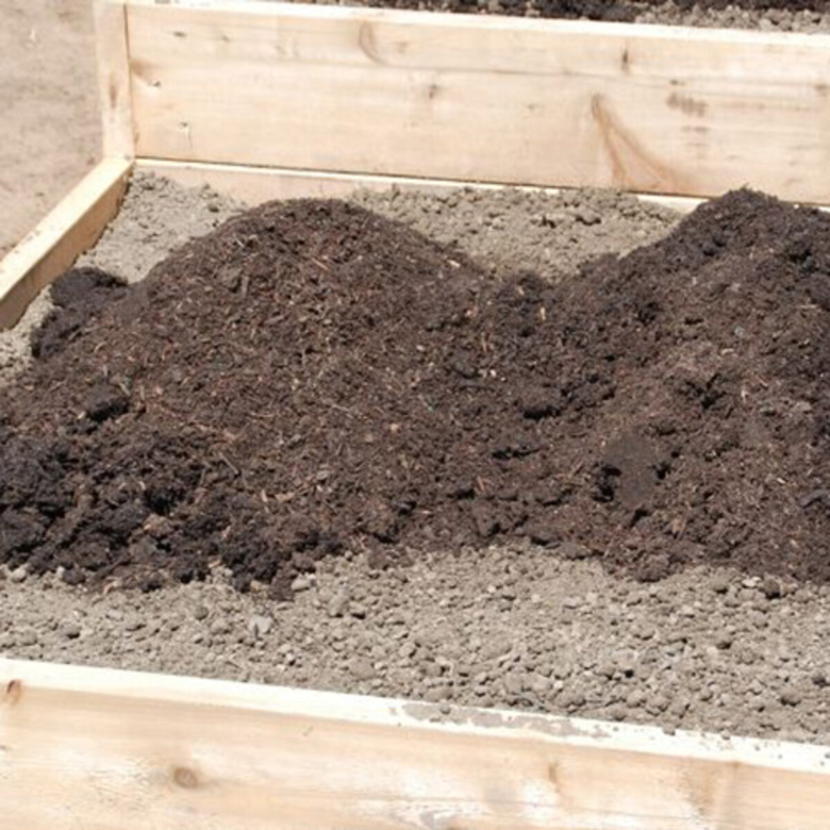 Half Bedding Mix Half Sandy Loam Topsoil | SiteOne US