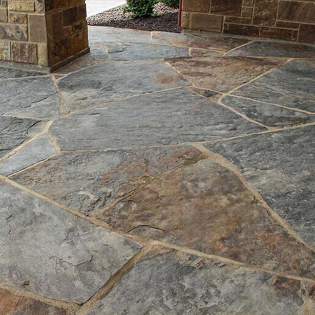 Flagstone Shadow Gray Sandstone Stand Up Water Tumbled 1 in | SiteOne US