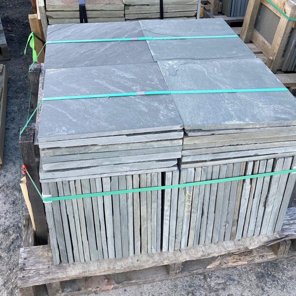 Dimensional Bluestone Select Blue Natural Cleft 1 1/2 i | SiteOne