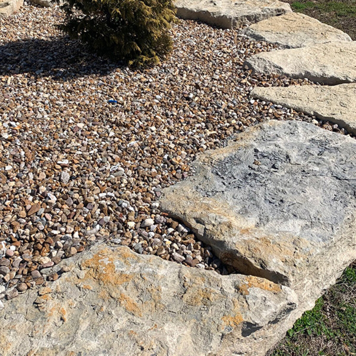 Outcropping Castlewood Limestone Ledge Rock 13 - 15 in. | SiteOne